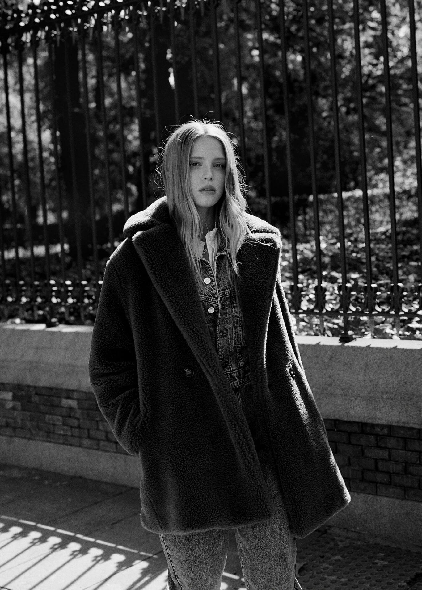 Manteau oversize imitation mouton retourné - Femme | MANGO OUTLET France Manteau oversize imitation mouton retourné - Femme | MANGO OUTLET France