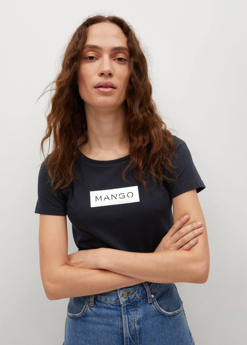 recycled-cotton-log-t-shirt-woman-mango-outlet-czech-republic