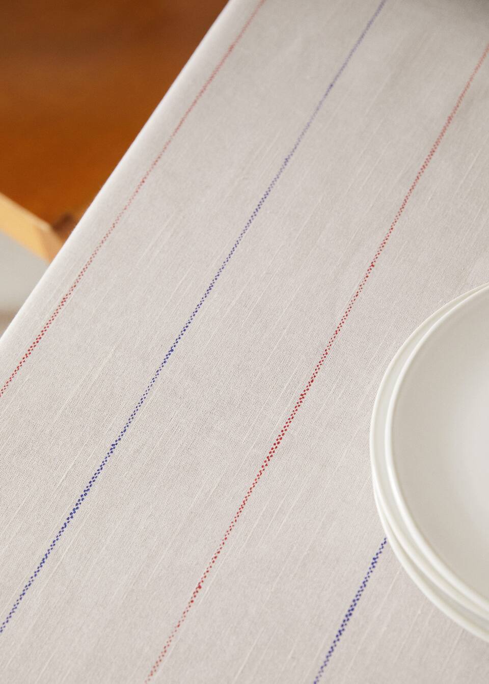 Nappe 100 % coton détails brodés 150x150 cm - Home | Mango Home France