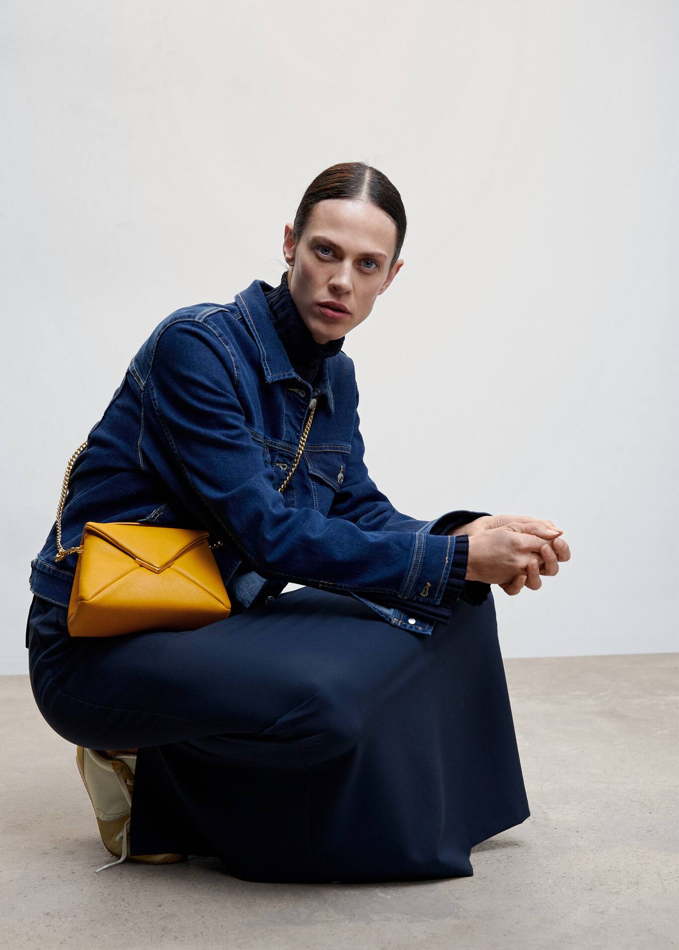 Τσάντα μακρύ χερούλι αλυσίδα - Γυναίκα | MANGO OUTLET Ελλάδα