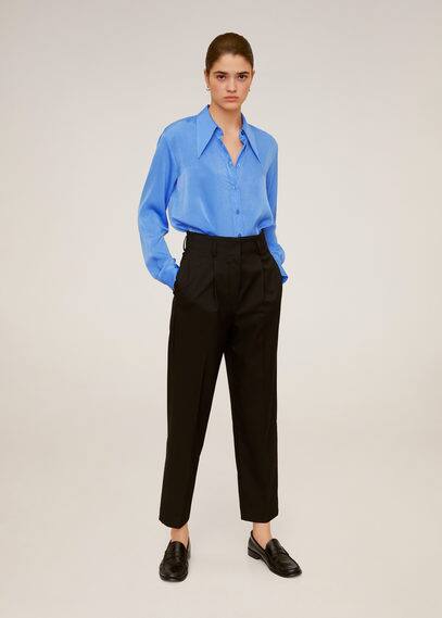 Sivri yakalı gömlek