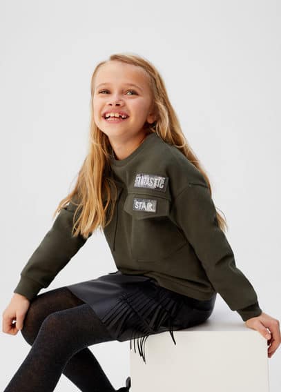 İşlemeli ve pullu cepli sweatshirt İşlemeli ve pullu cepli sweatshirt