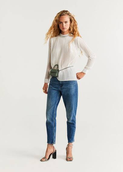 Yakası boncuklu bluz