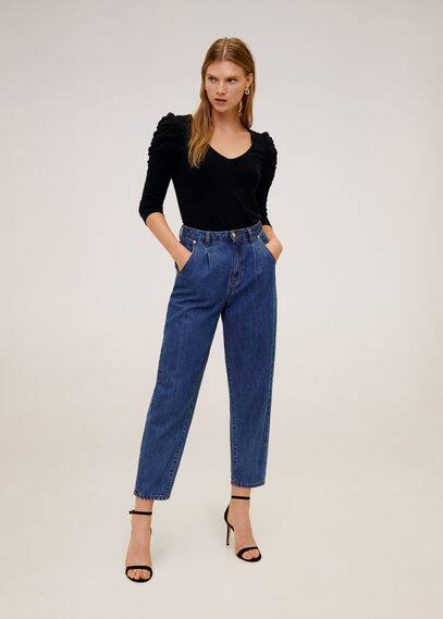 Omuzları büzgülü tişört