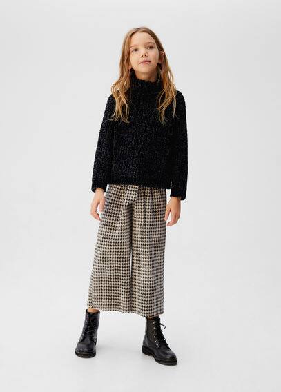 Dik yakalı örgü kazak